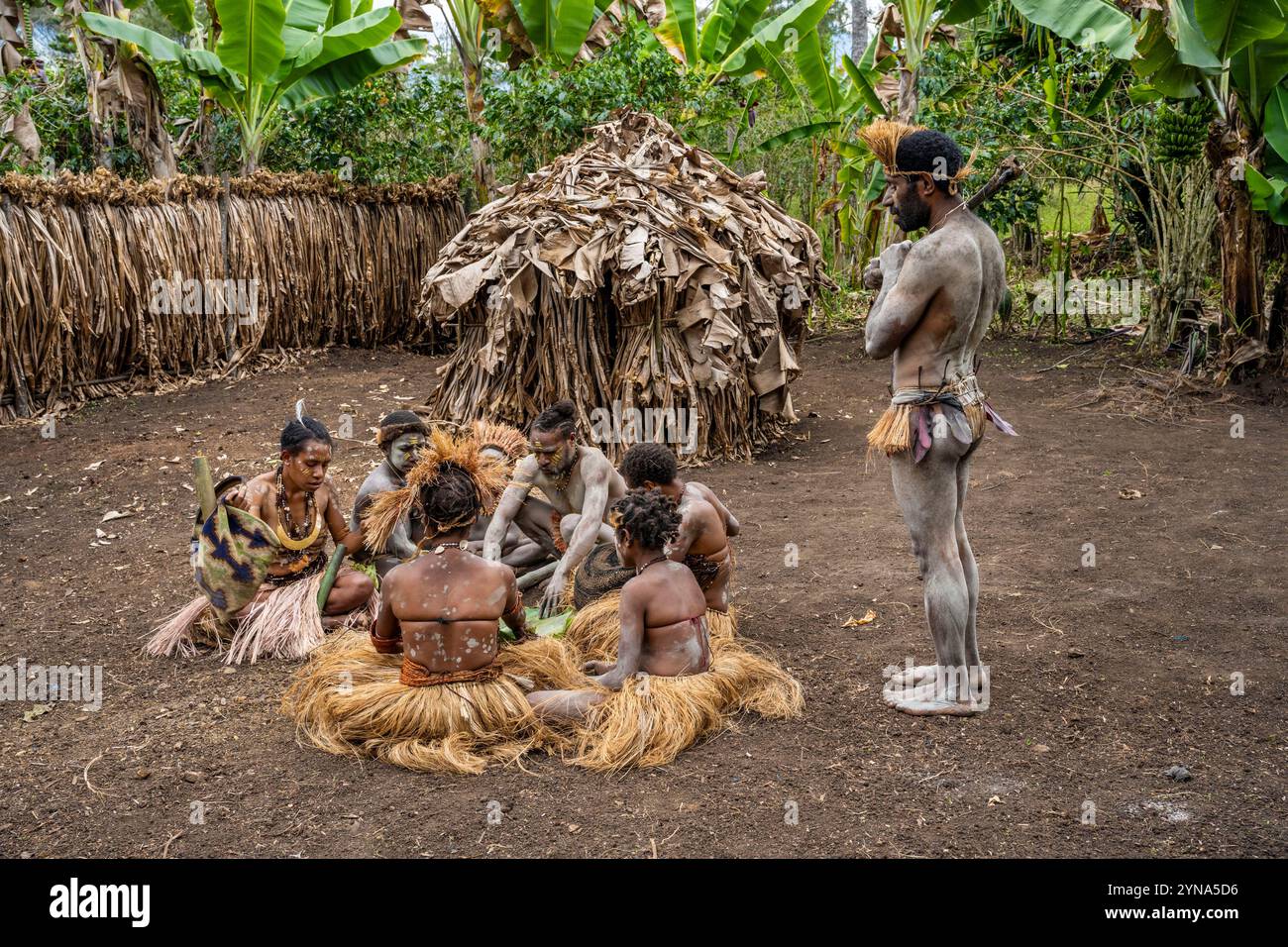 Papua New Guinea, Eastern Highlands Province, Goroka, traditional sing ...
