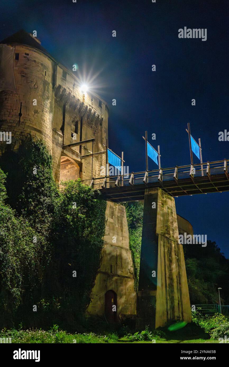Castle gate footbridge hi-res stock photography and images - Alamy