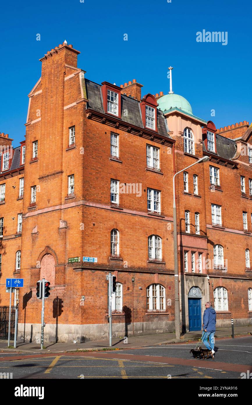 Ireland, Dublin, Bridge Street, building in the Saint Patrick district ...