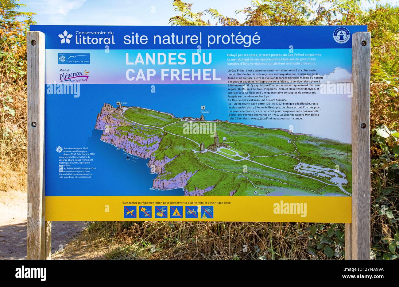 Gr34 long distance path brittany hi-res stock photography and images ...