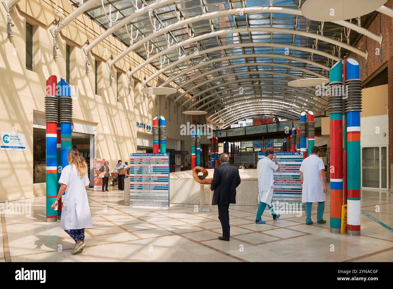 Hospital building atrium hi-res stock photography and images - Alamy