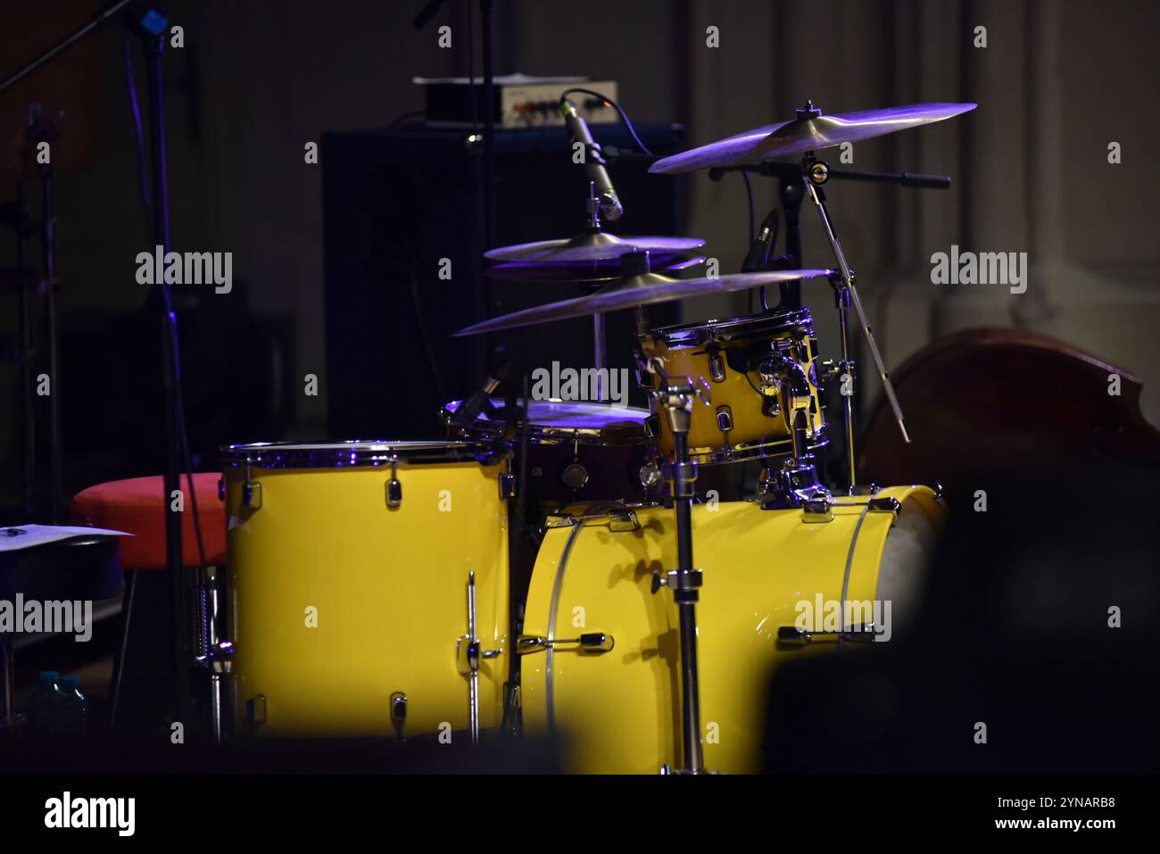 Yellow stage hi-res stock photography and images - Alamy