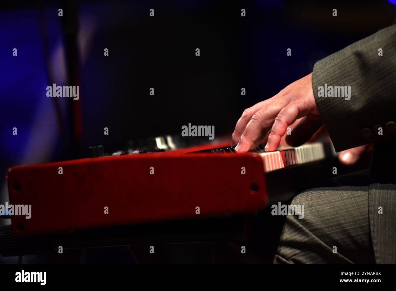 Singing and playing keyboard hi-res stock photography and images - Alamy