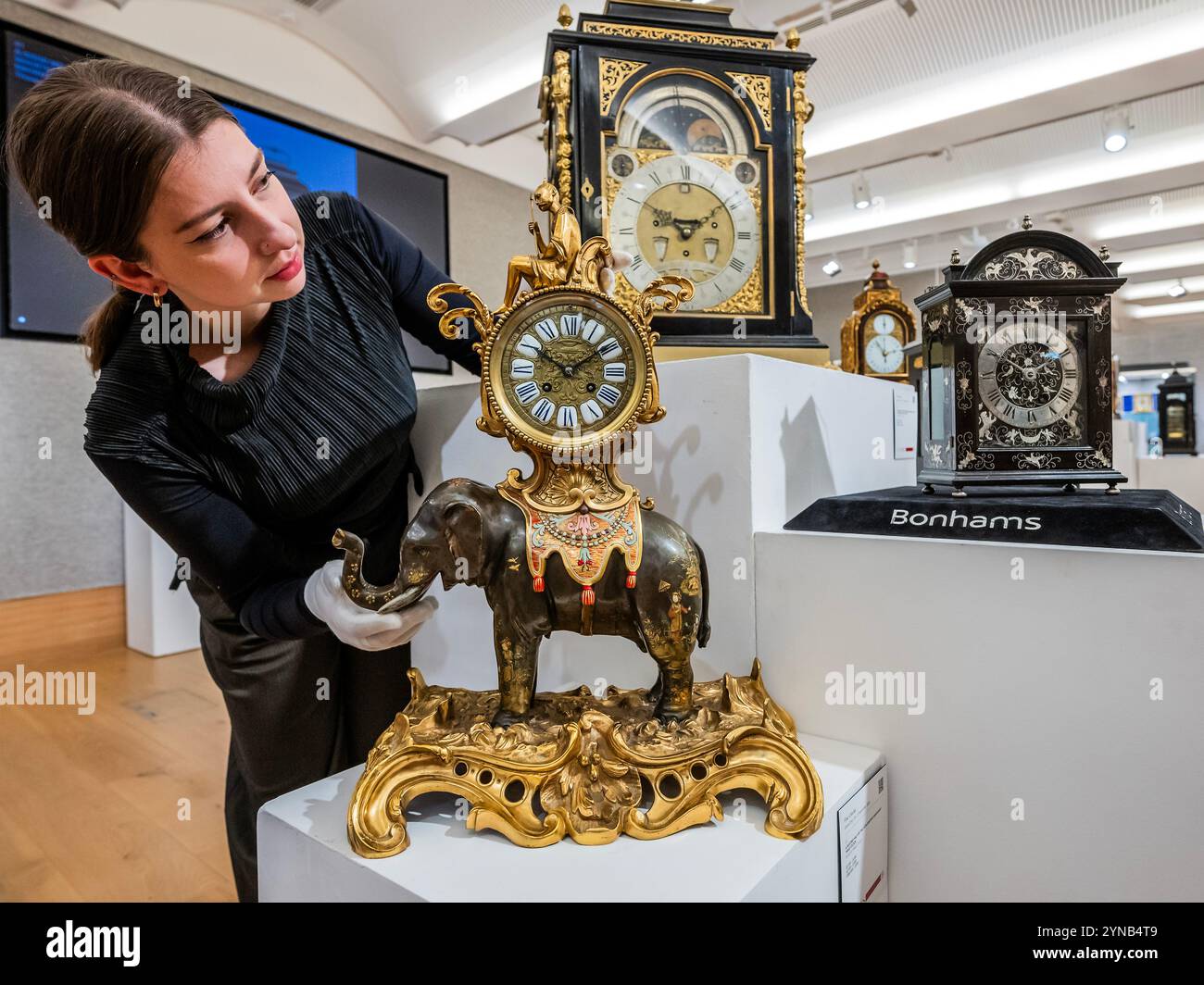 17th century french clock hi-res stock photography and images - Alamy