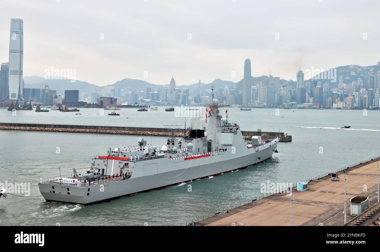 (241125) -- HONG KONG, Nov. 25, 2024 (Xinhua) -- The Changsha missile ...