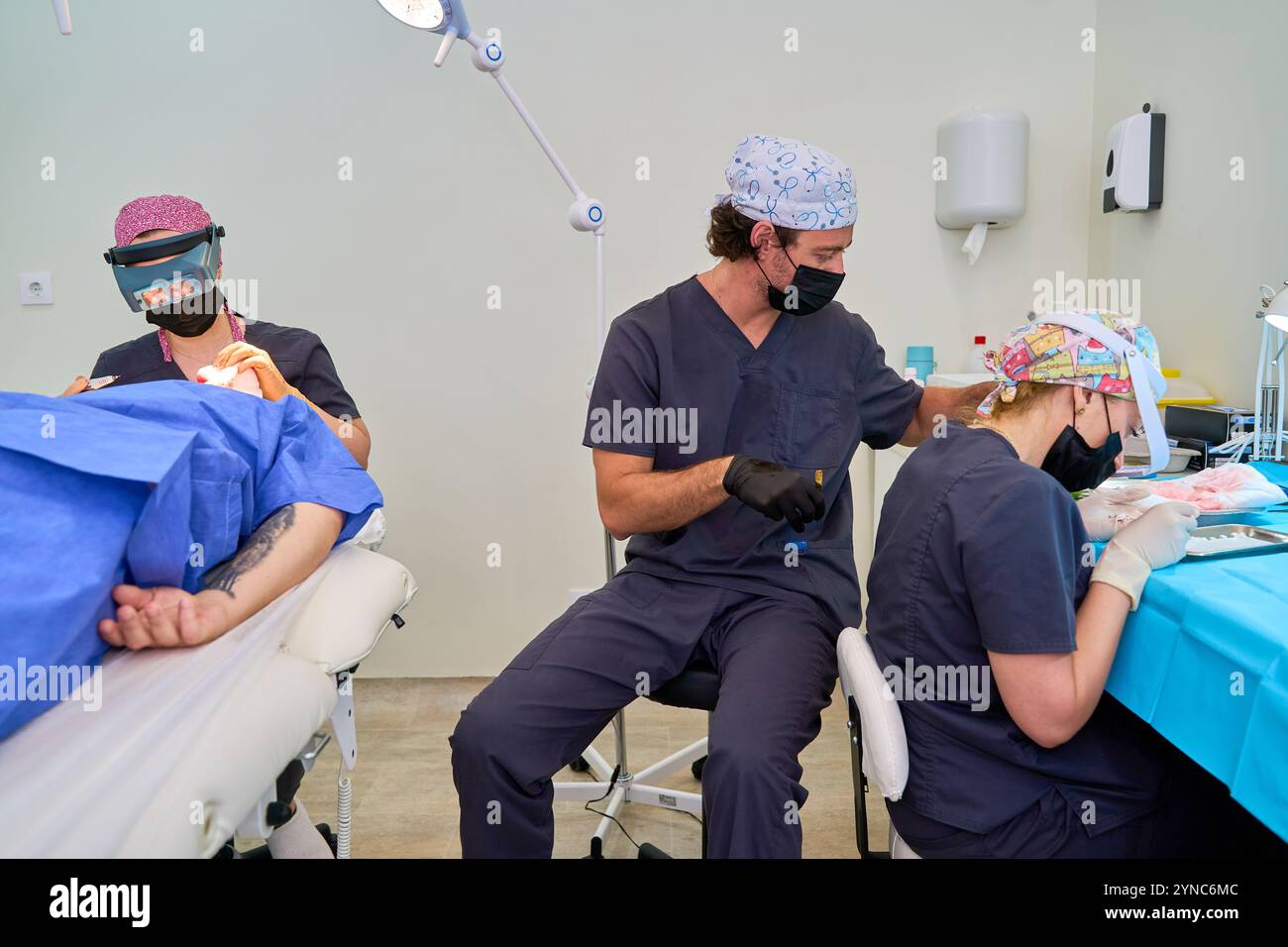 Surgical team performing medical procedure hi-res stock photography and ...