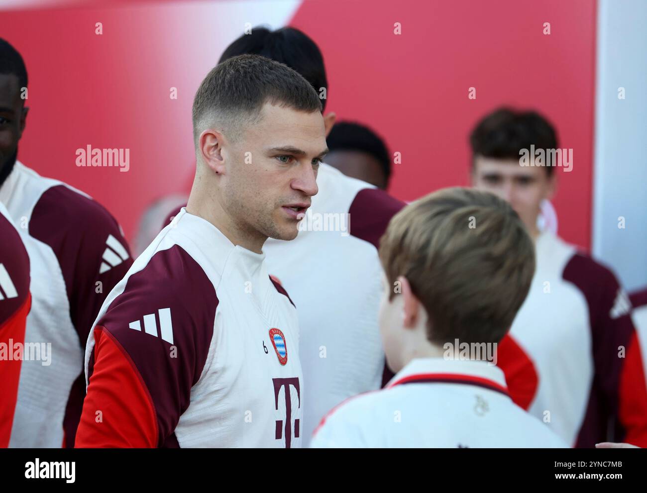 Joshua kimmich deutschland stehend hi-res stock photography and images ...