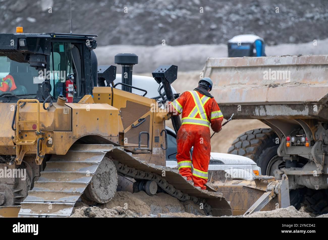 Heavy equipment mechanic hi-res stock photography and images - Alamy