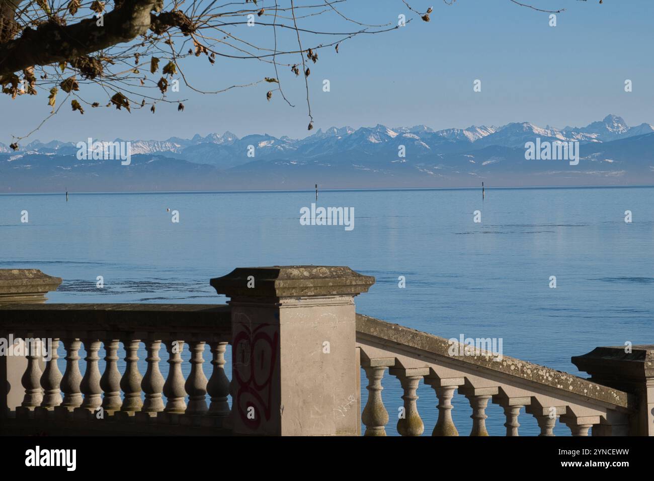 Konstanz, am Ufer der Seestrasse bei Föhnstimmung mit Alpensicht *** Constance, on the banks of ...