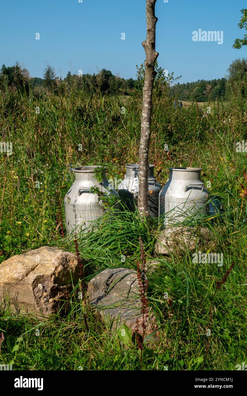 Vintage milk cans hi-res stock photography and images - Alamy