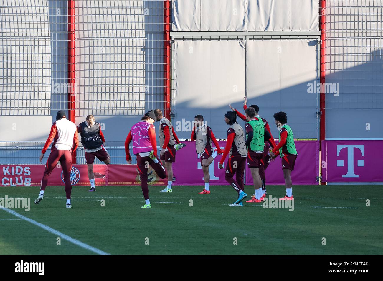 Harry Kane (FC Bayern Muenchen, 09) beim Training mit Leon Goretzka (FC ...