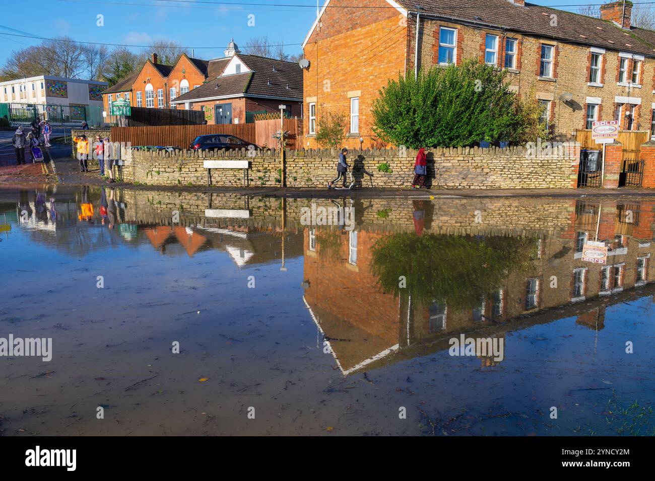 Chippenham, Wiltshire, UK, 25th Nov, 2024. People who have come down to ...