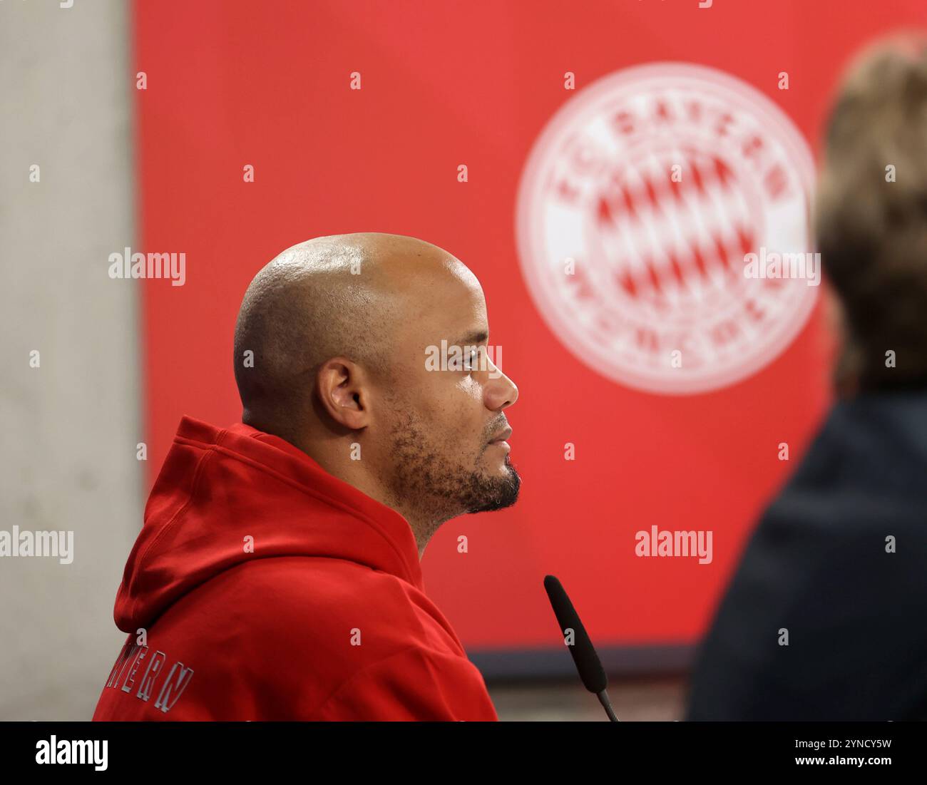 Trainer des fc bayern münchen auf der pressekonferenz hi-res stock ...