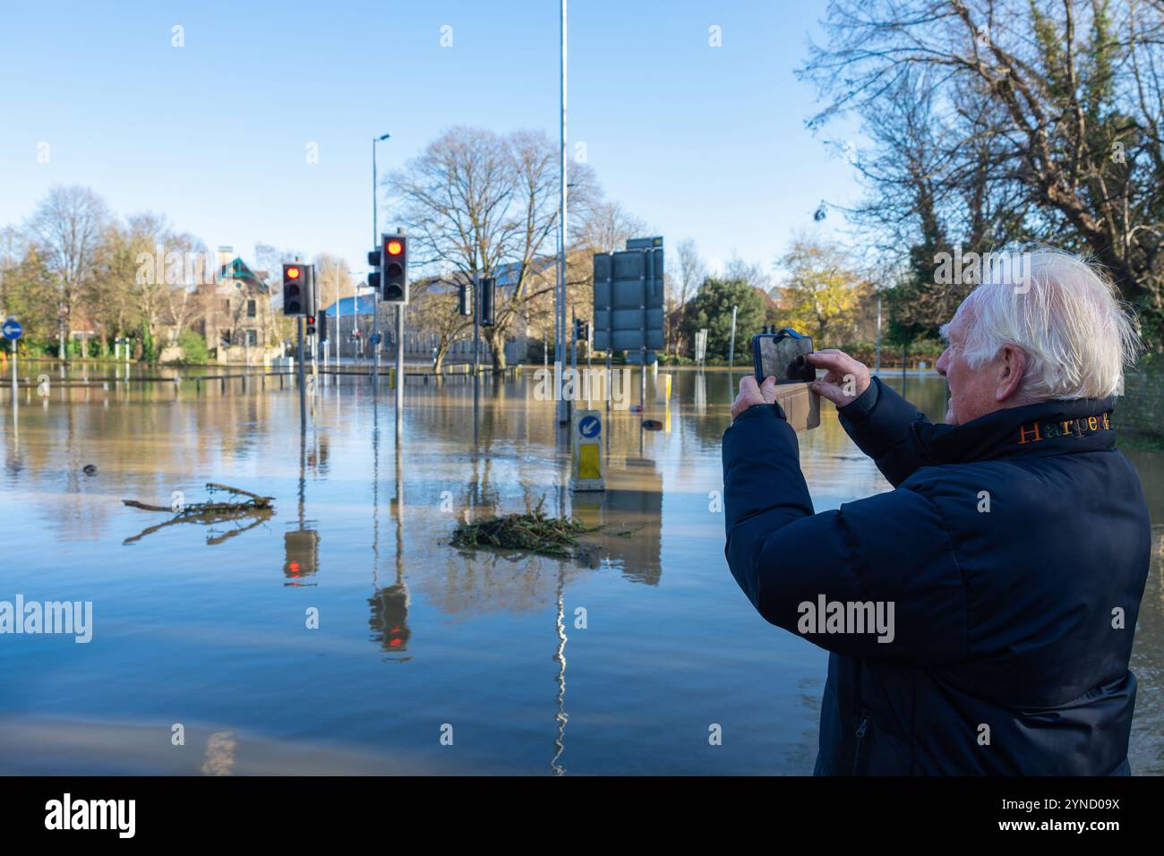 Chippenham, Wiltshire, UK, 25th Nov, 2024. A man is pictured taking a ...
