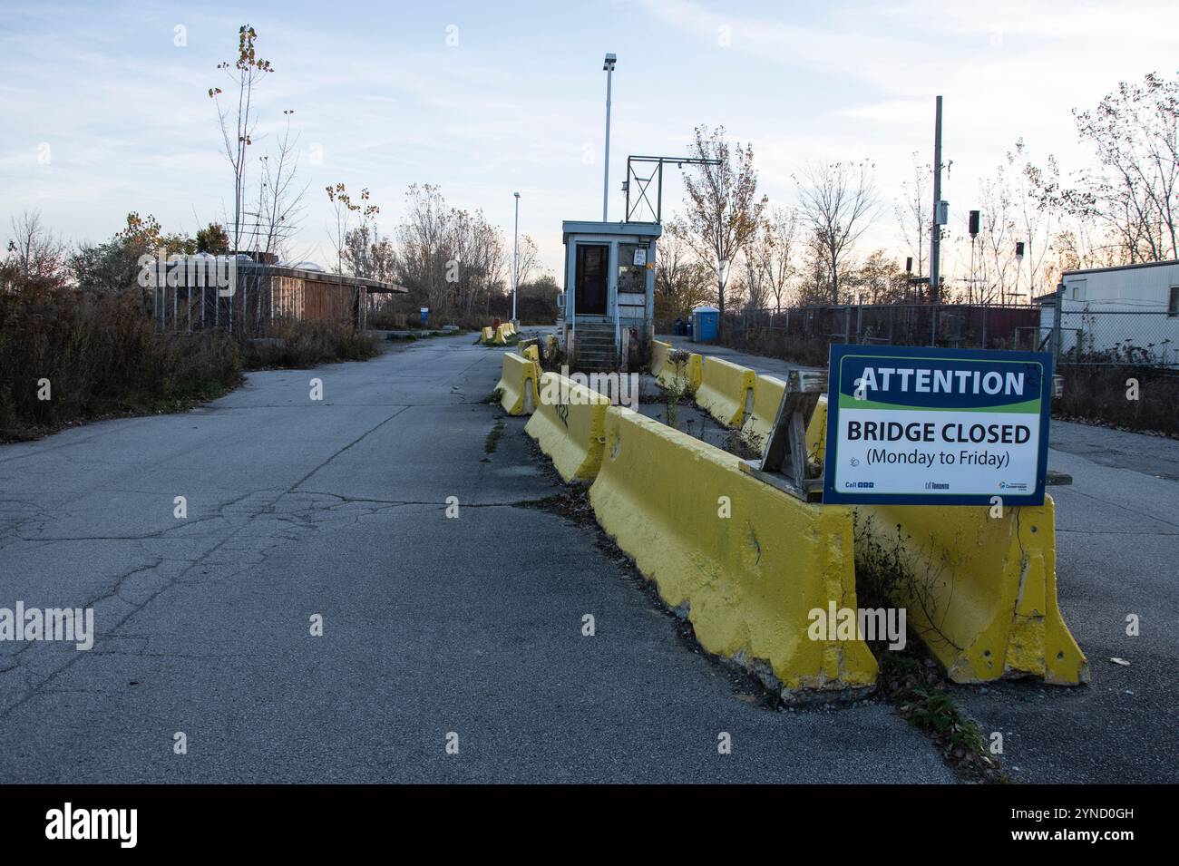 Pavement closed sign hi-res stock photography and images - Alamy