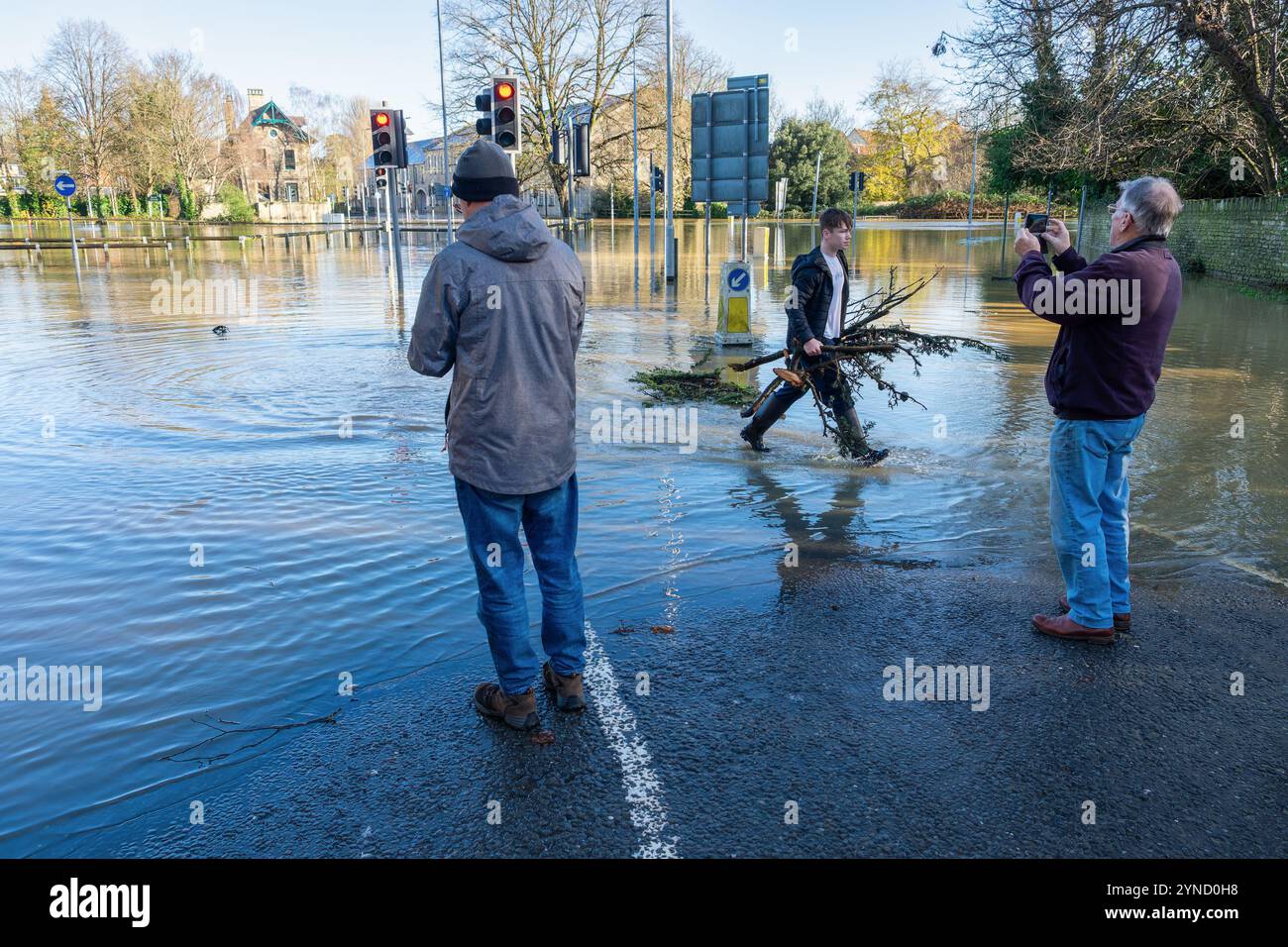 Chippenham, Wiltshire, UK, 25th Nov, 2024. A man is pictured taking a ...