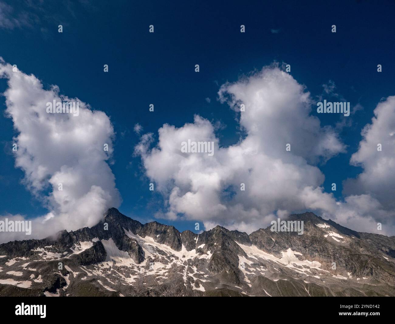 View left to the Monto Fumo 3251m and right to the Kleinspitze 3169m ...
