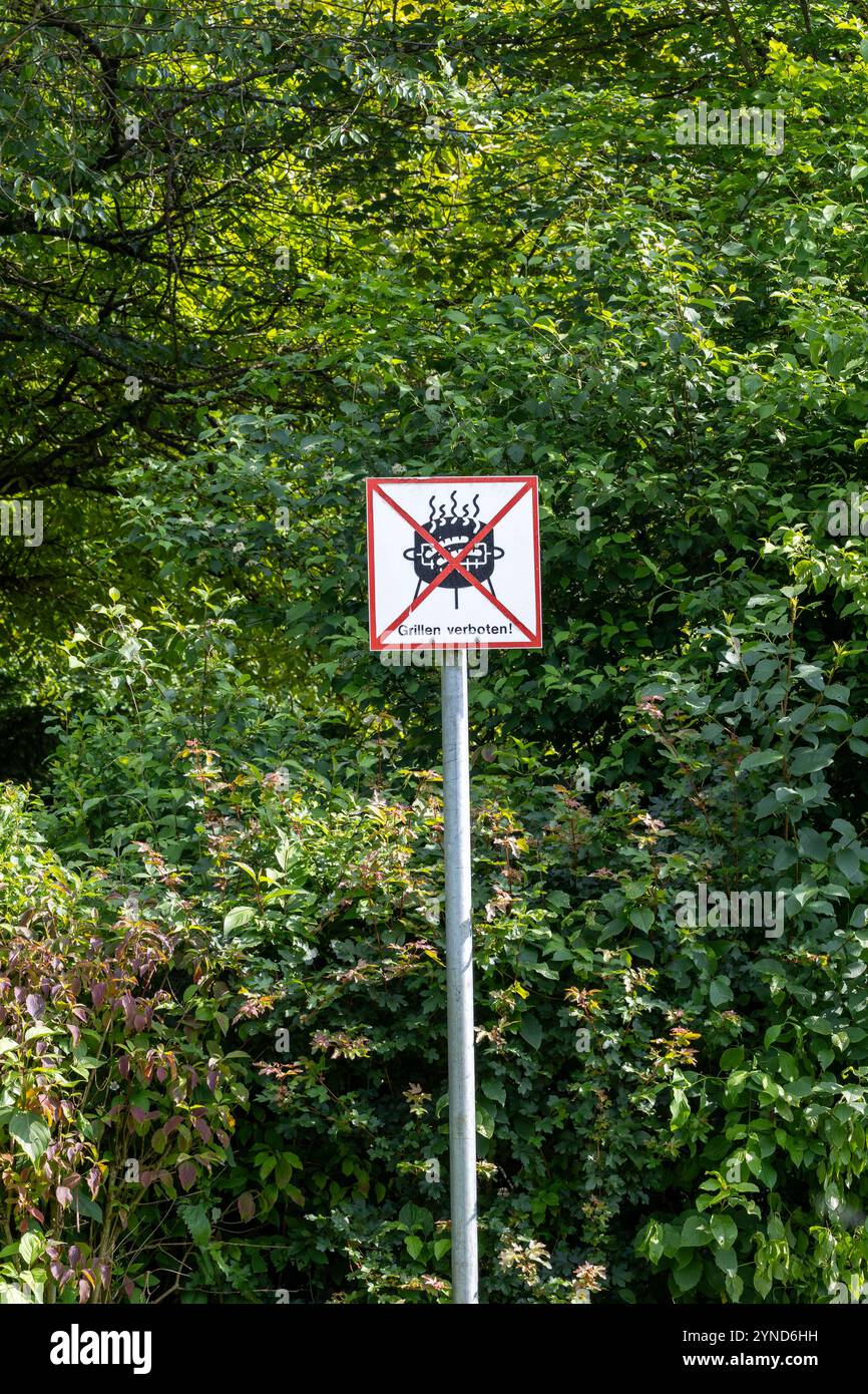 Warning sign with a barbecue grill forbidden to grill Stock Photo - Alamy