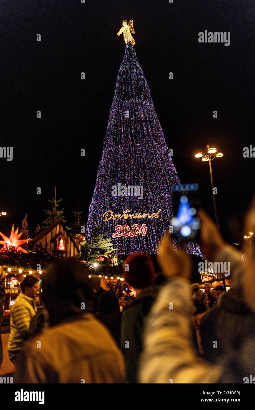 Dortmund, Germany. 25th Nov, 2024. The lights on the giant Christmas ...