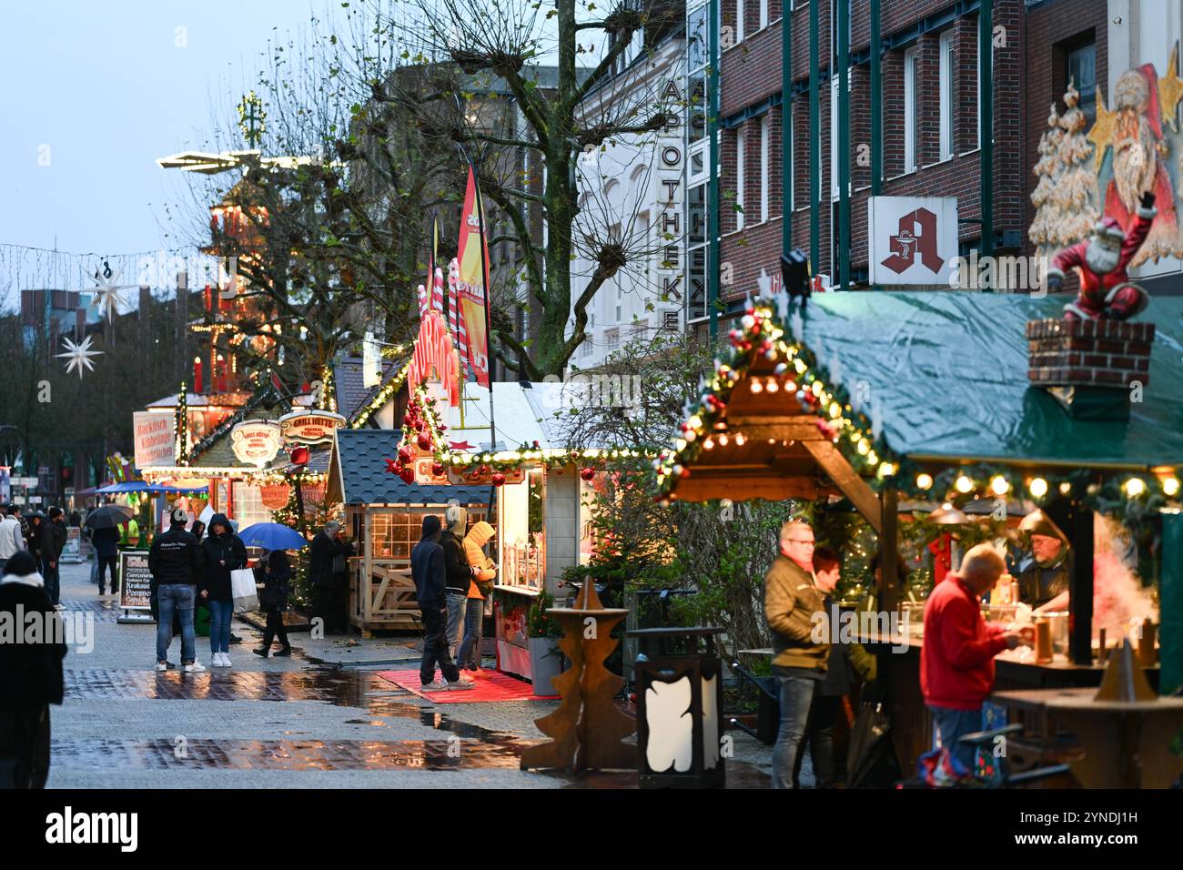 Größter Weihnachtsmarkt in Ostfriesland öffnet die Tore. Eng an Eng ...