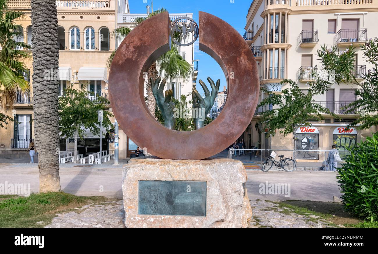 Monumento a Bacardi hand sculpture by Lorenzo Quinn Looking into the ...