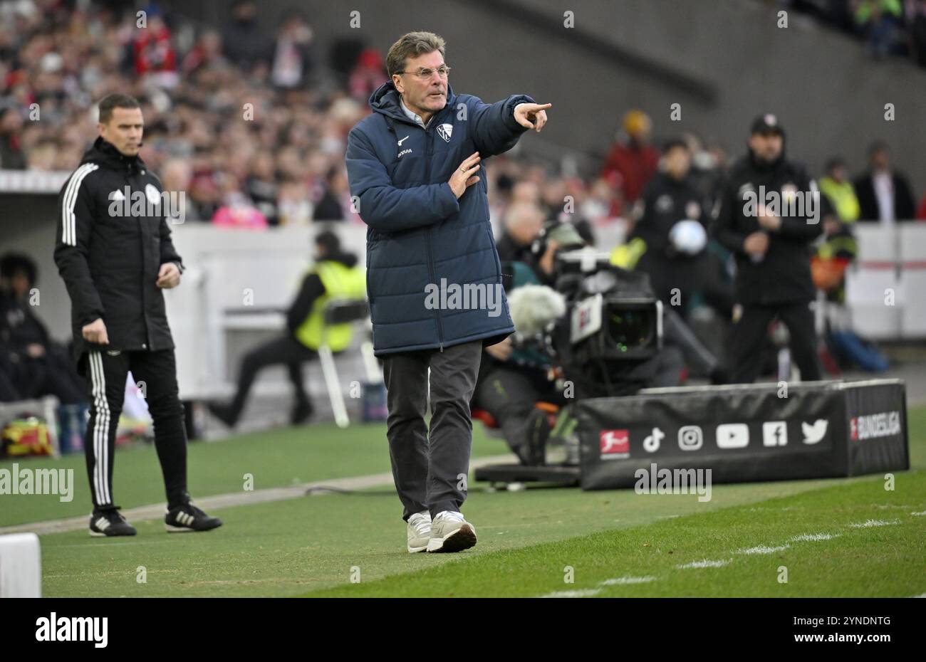Coach Dieter Hecking VfL Bochum BOC, on the sidelines Gesture gesture ...