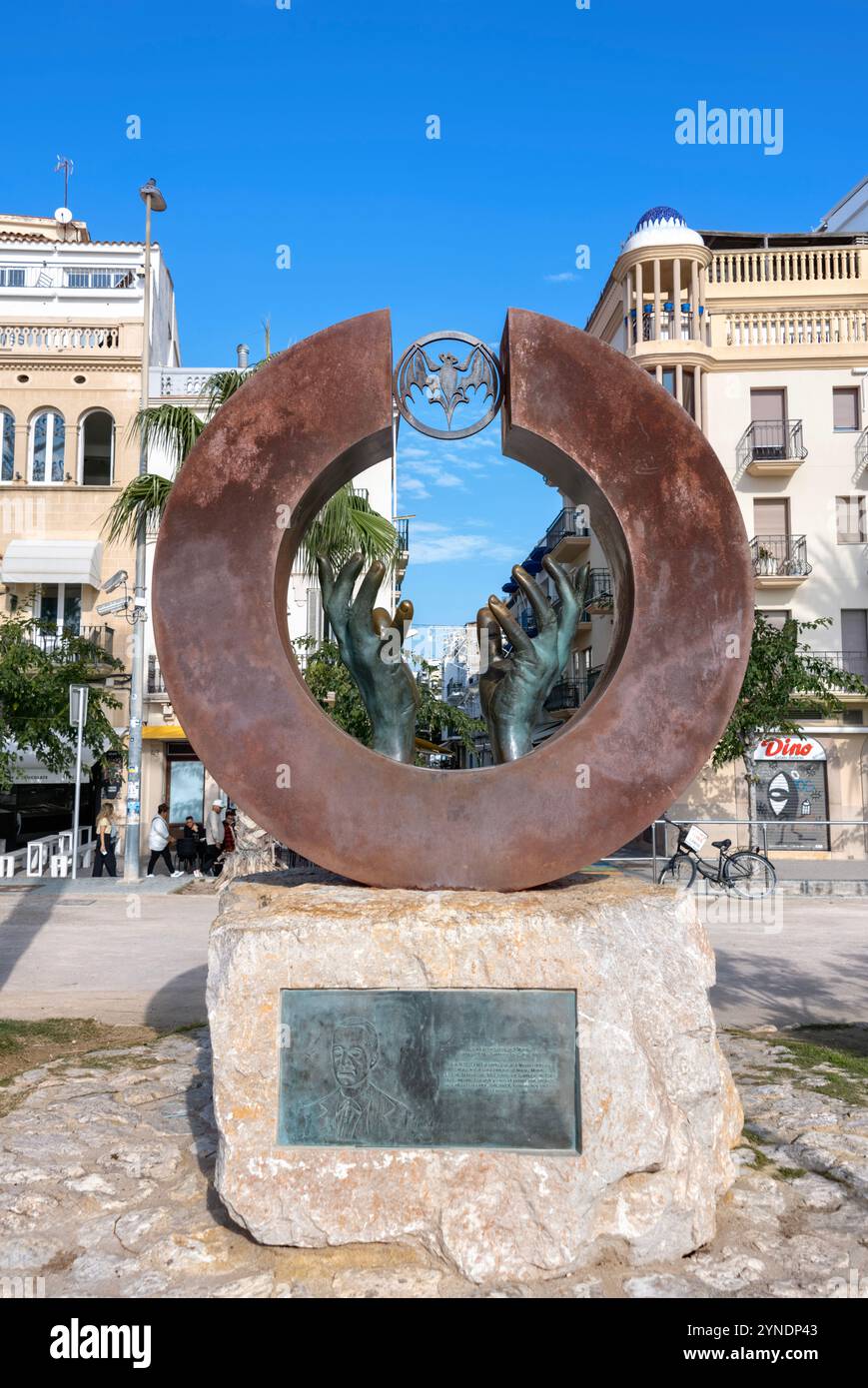 Monumento a Bacardi hand sculpture by Lorenzo Quinn Looking into the ...