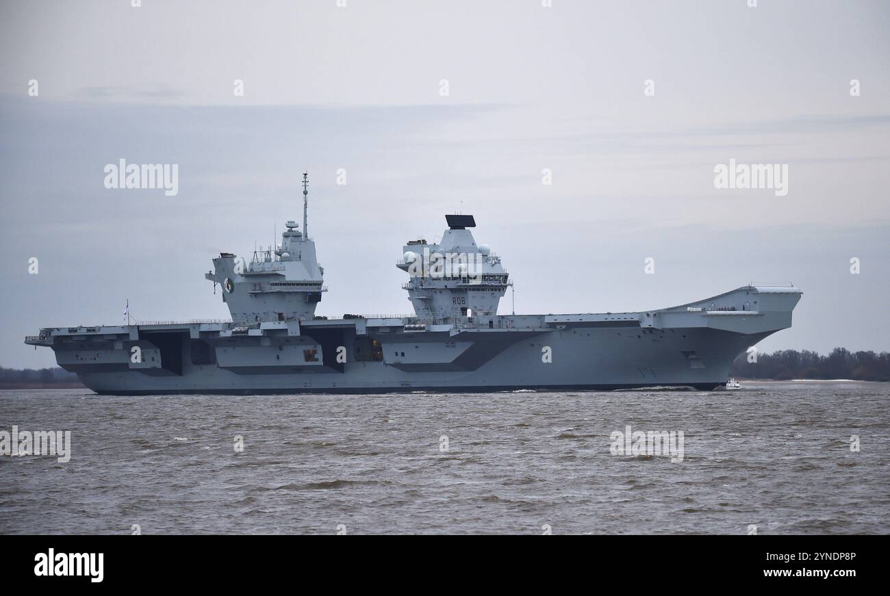 Aircraft carrier HMS Queen Elizabeth on the Elbe between Hamburg and ...