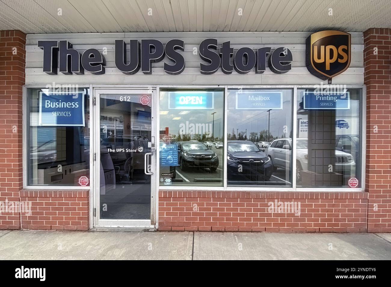 The ups store hi-res stock photography and images - Alamy