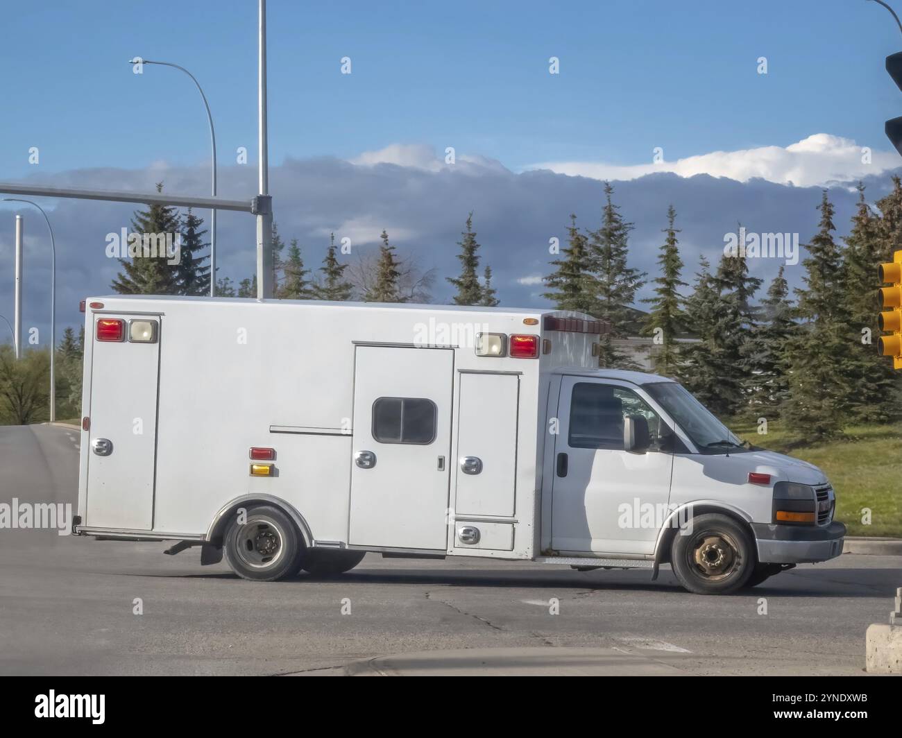 Side view of ambulance hi-res stock photography and images - Alamy