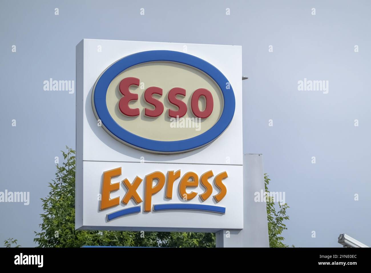 Empty esso gas station no hi-res stock photography and images - Alamy