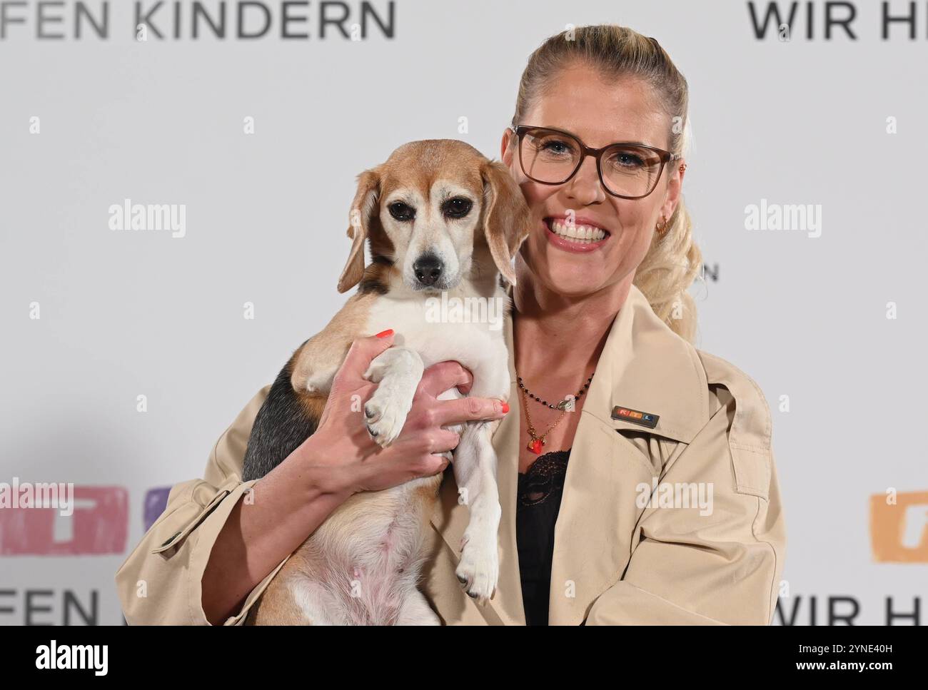 Tierärztin DOC POLLY, Tanja Pollmueller, mit ihrem Beagle Hund Heidi ...