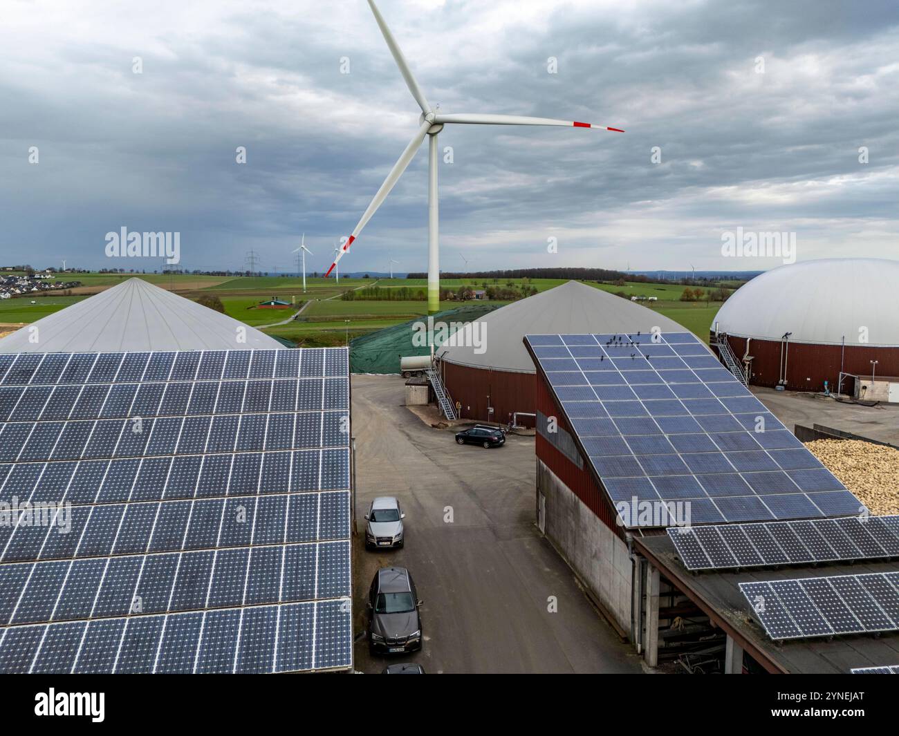 Biogasanlage erzeugt Gas aus Biomasse, der Strom wird in ...
