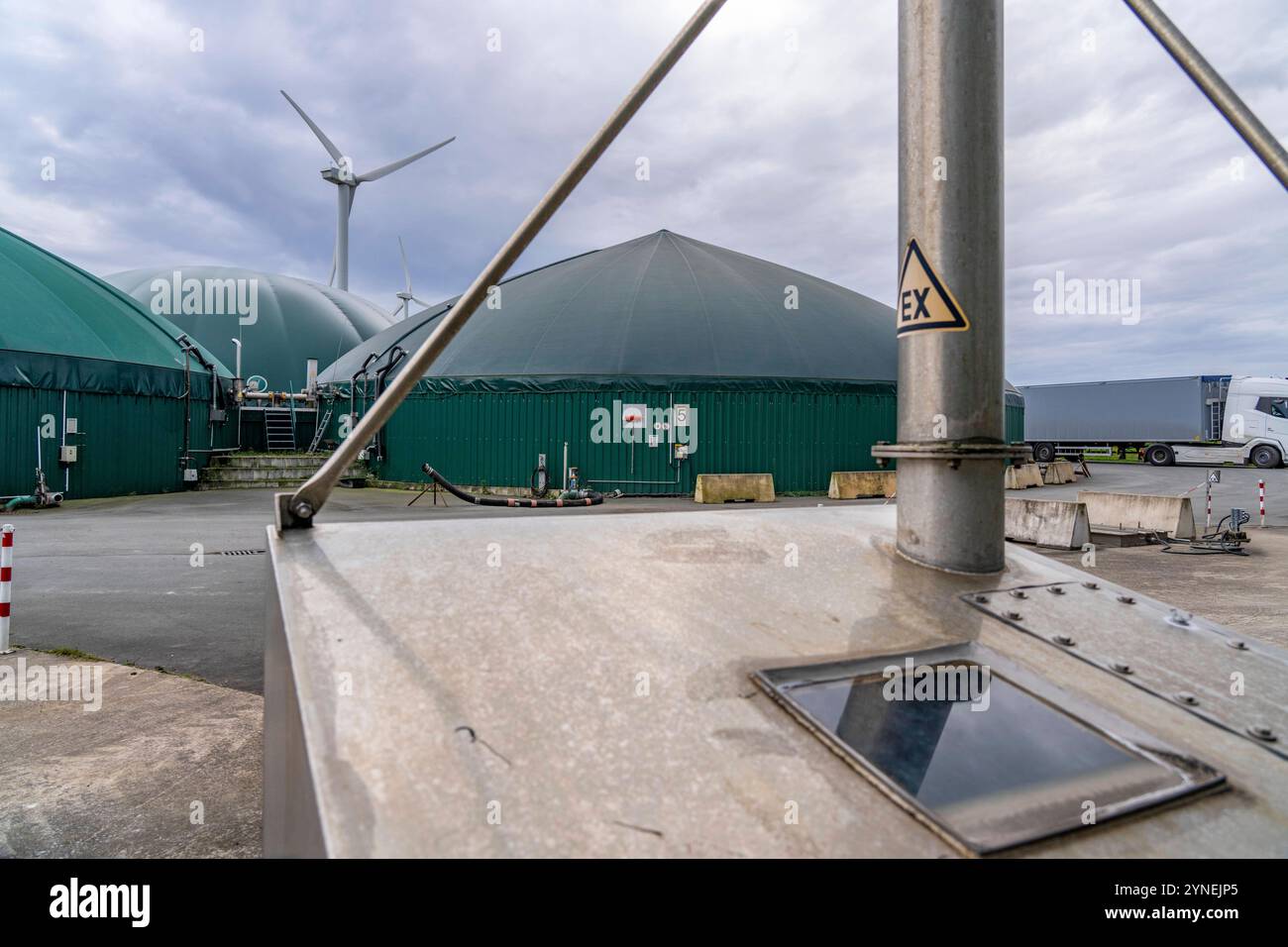 Biogasanlage, erzeugt wird das Gas aus verschiedener Biomasse, auch aus Abfällen der ...