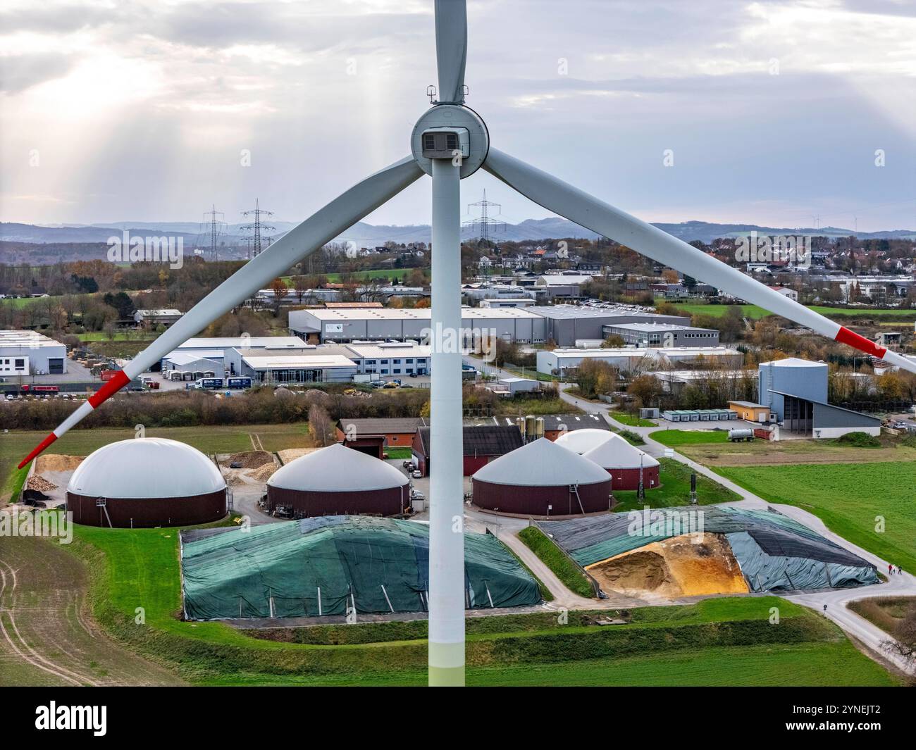 Biogasanlage erzeugt Gas aus verschiedener Biomasse, der Strom wird in ...
