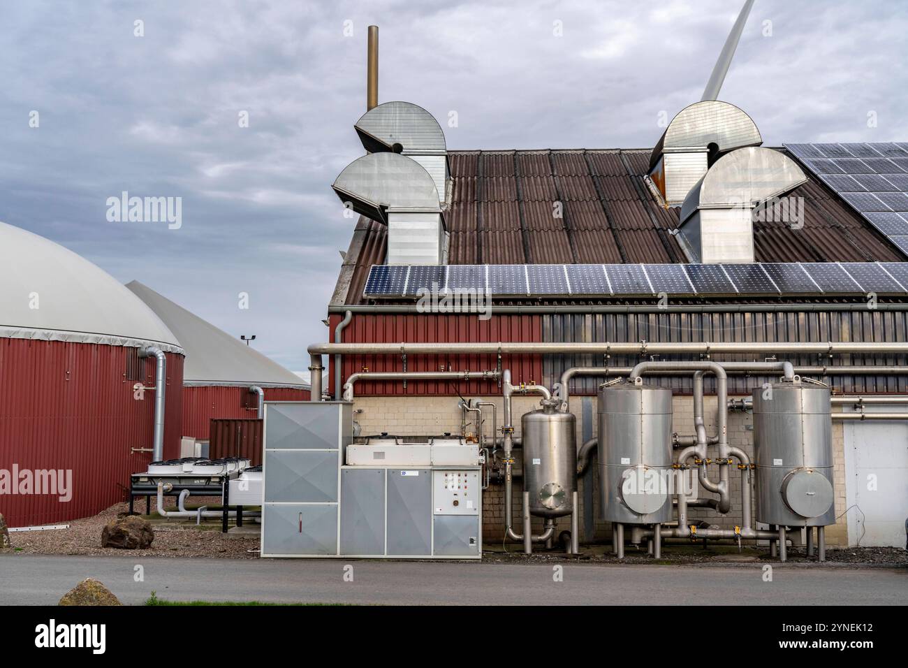 Biogasanlage erzeugt Gas aus verschiedener Biomasse, der Strom wird in ...