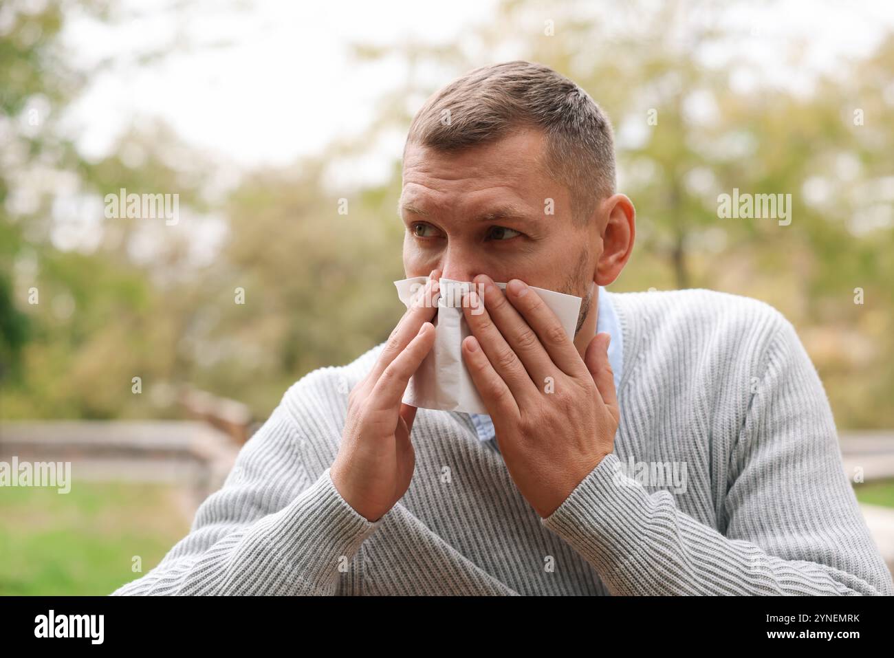 Man sneezing in tissue paper hi-res stock photography and images - Alamy