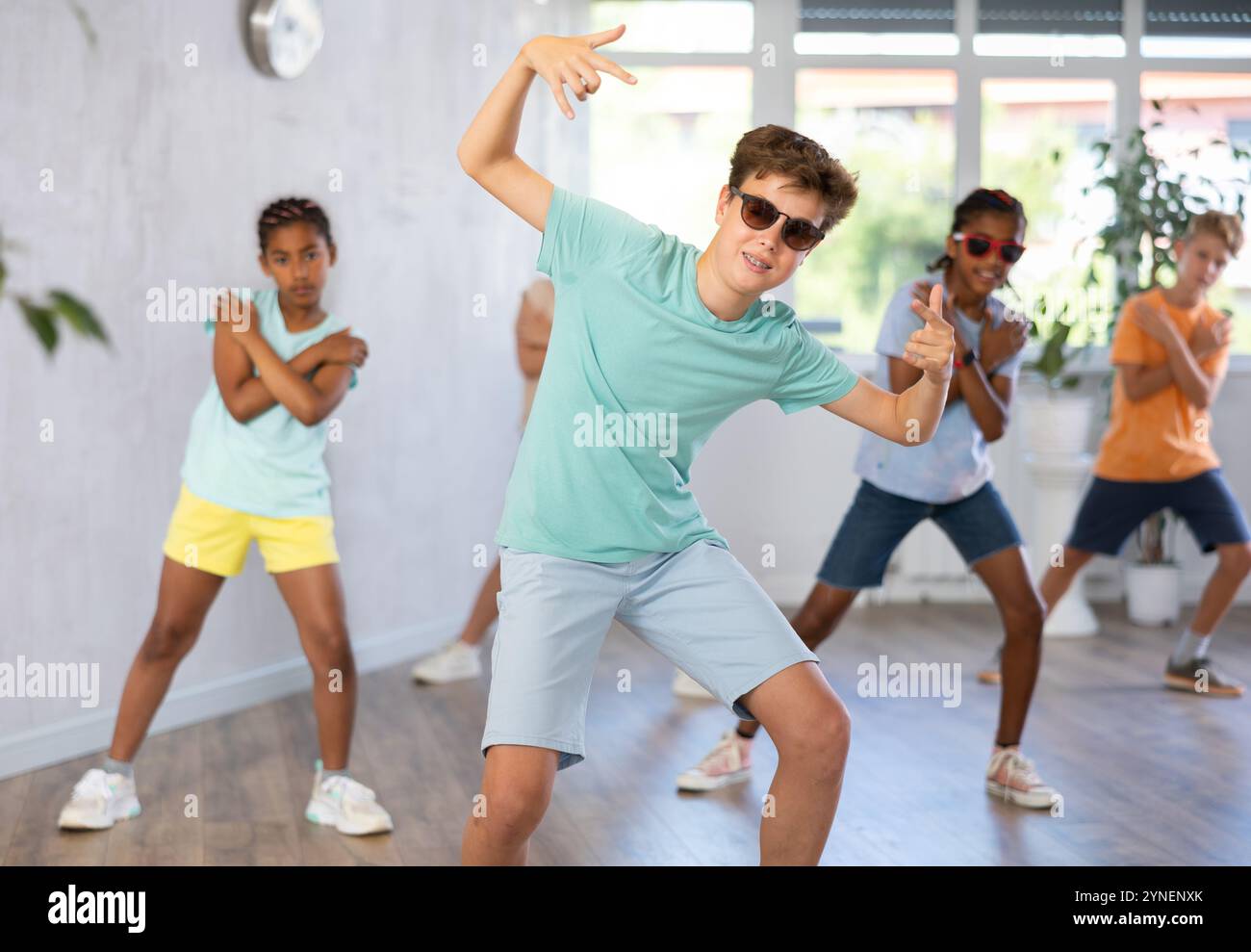 Boys girls dancing african american hi-res stock photography and images ...