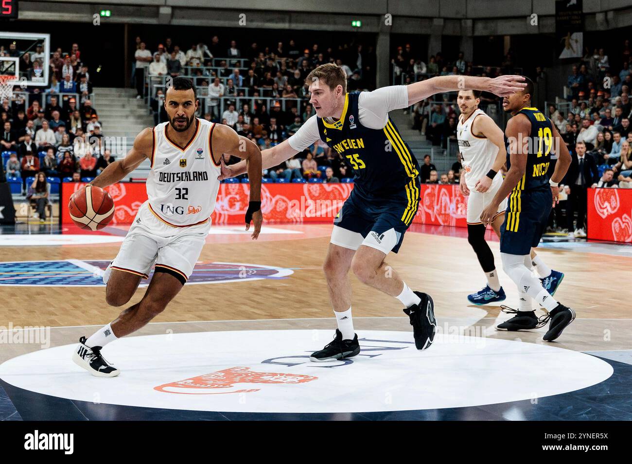 Johannes Thiemann (Deutschland, 32) am Ball, Simon Birgander (Schweden ...