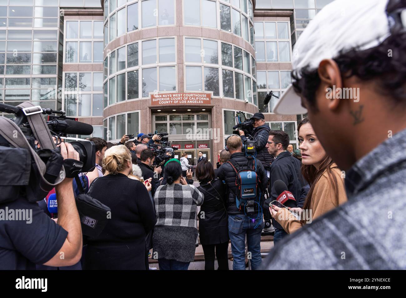 Los Angeles, USA. 25th Nov, 2024. Court watchers and media members ...