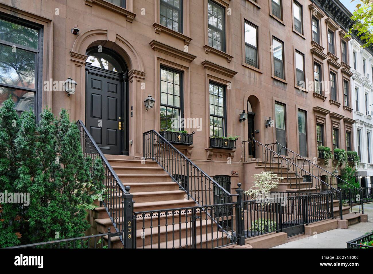 Brownstone facade hi-res stock photography and images - Alamy