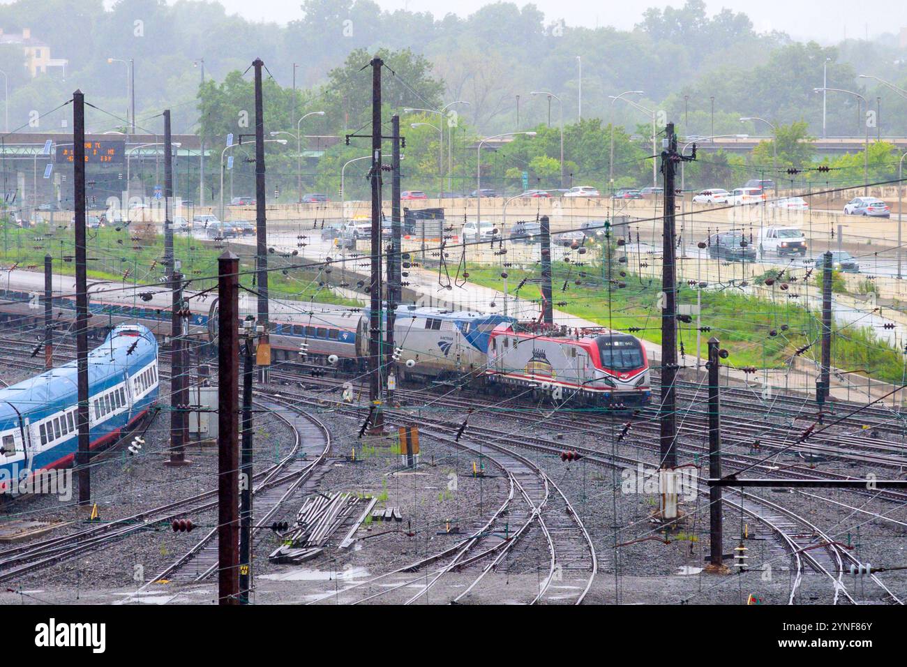Amtrak 30th street station - Northeast Regional train arriving into ...