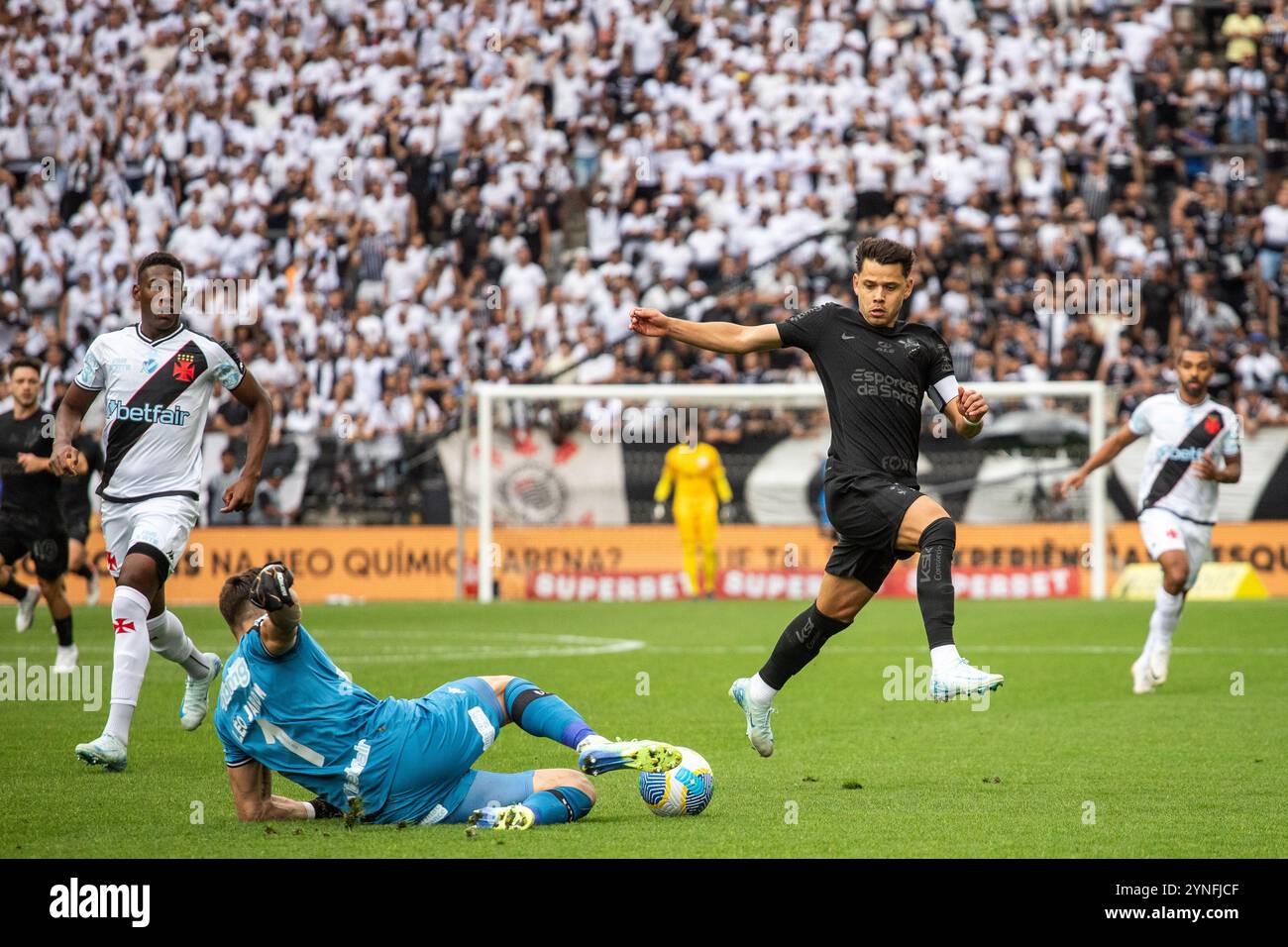 SÃO PAULO, SP - 24.11.2024: CORINTHIANS X VASCO - Romero (Corinthians) fights for the ball with ...