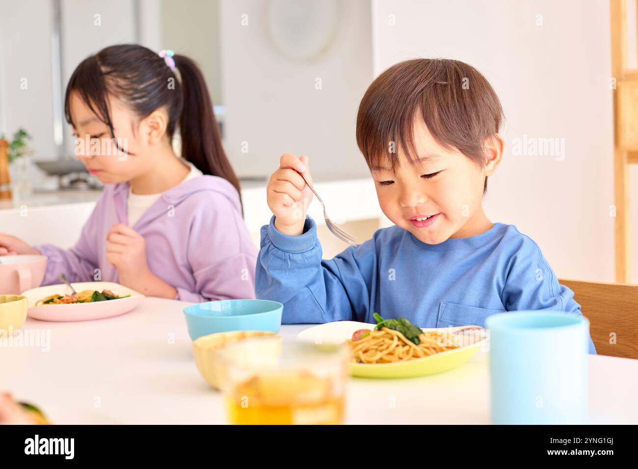 Japanese kids eating hi-res stock photography and images - Alamy
