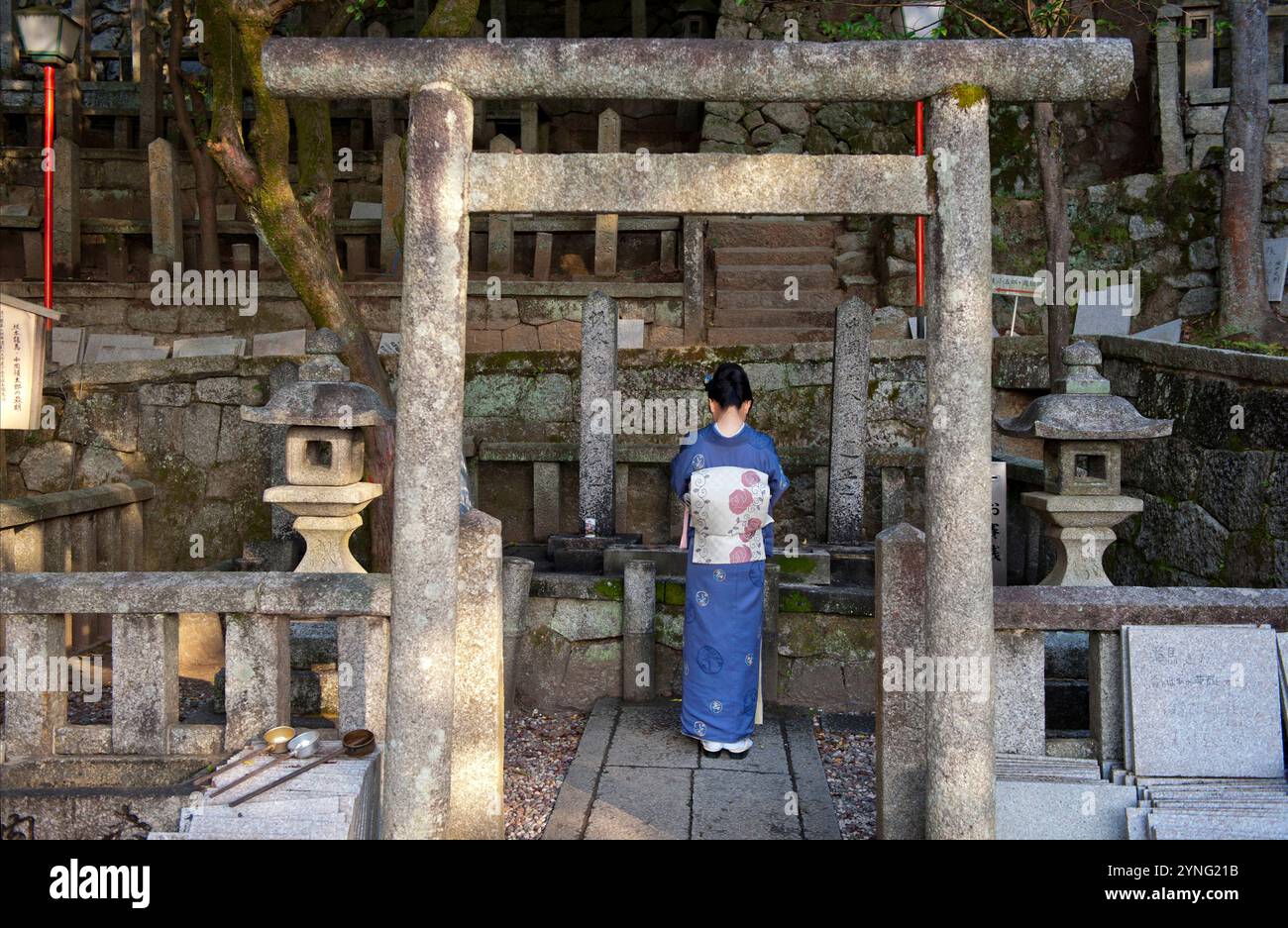 Sakamoto ryoma tomb hi-res stock photography and images - Alamy