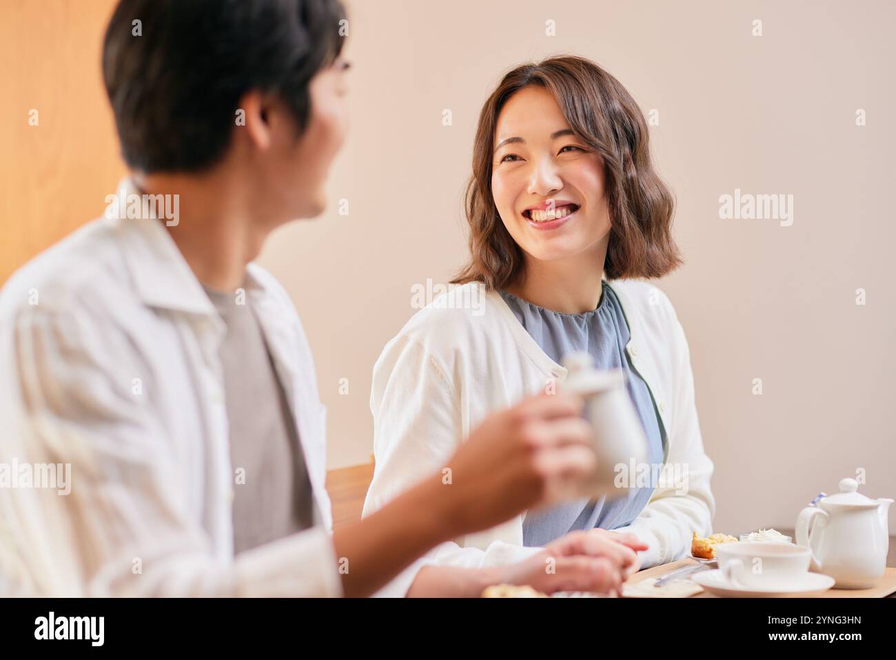 Japanese couple at a cafe Stock Photo - Alamy