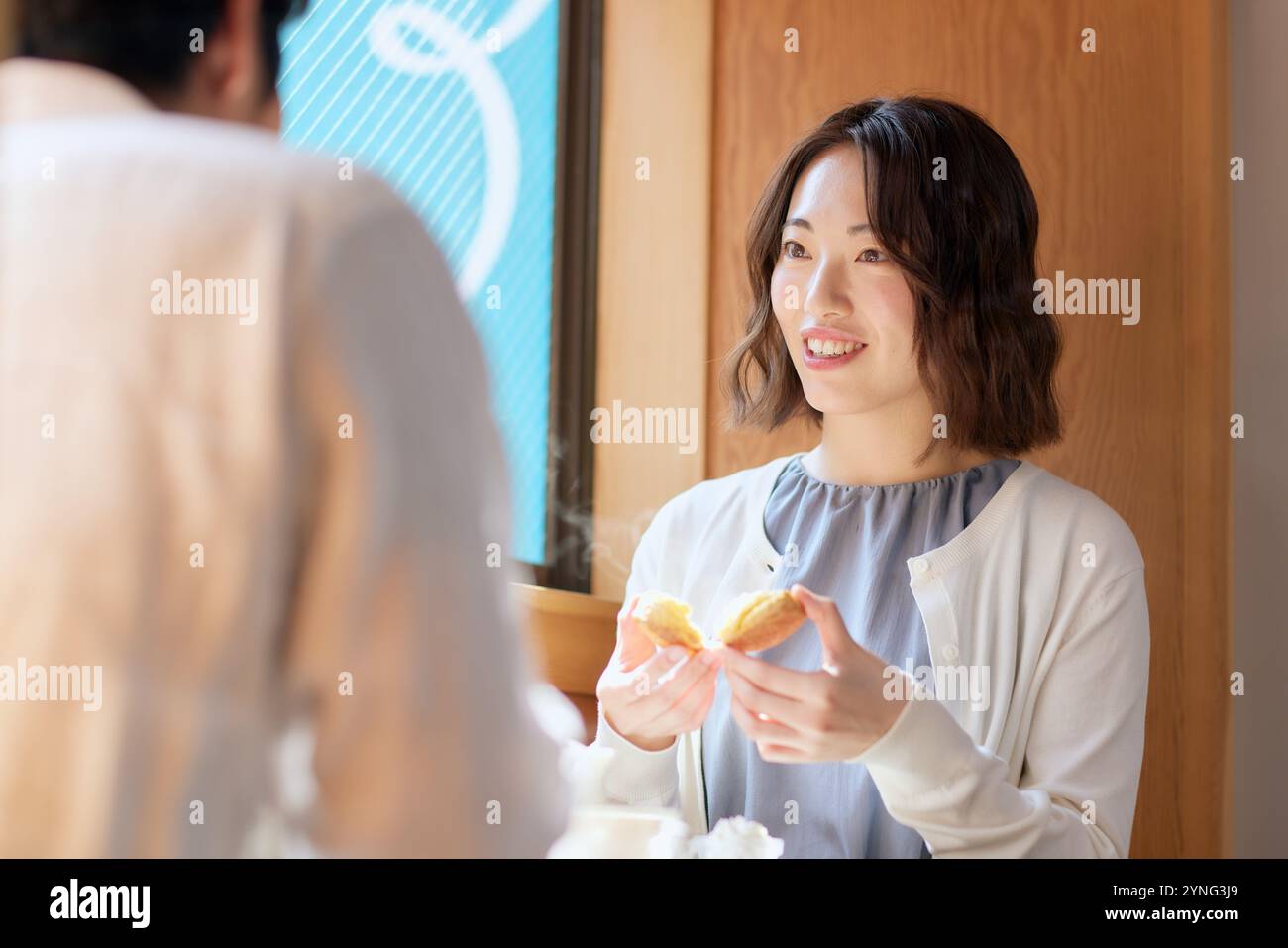 Japanese couple at a cafe Stock Photo - Alamy