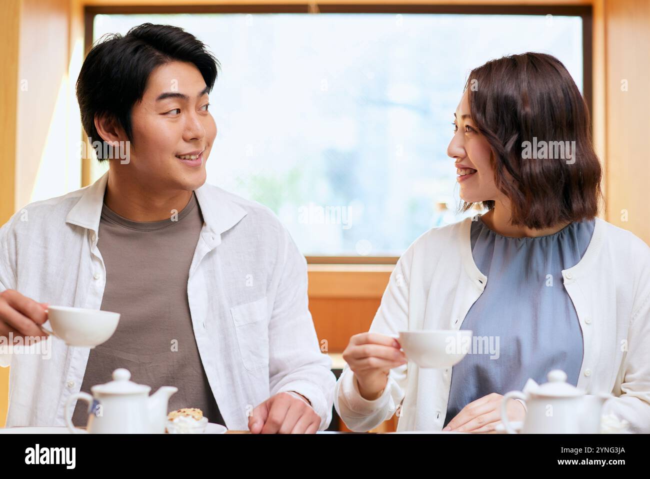 Japanese couple at a cafe Stock Photo - Alamy