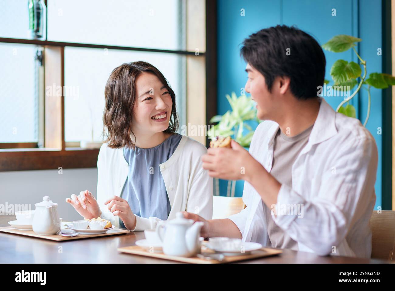 Japanese couple at a cafe Stock Photo - Alamy
