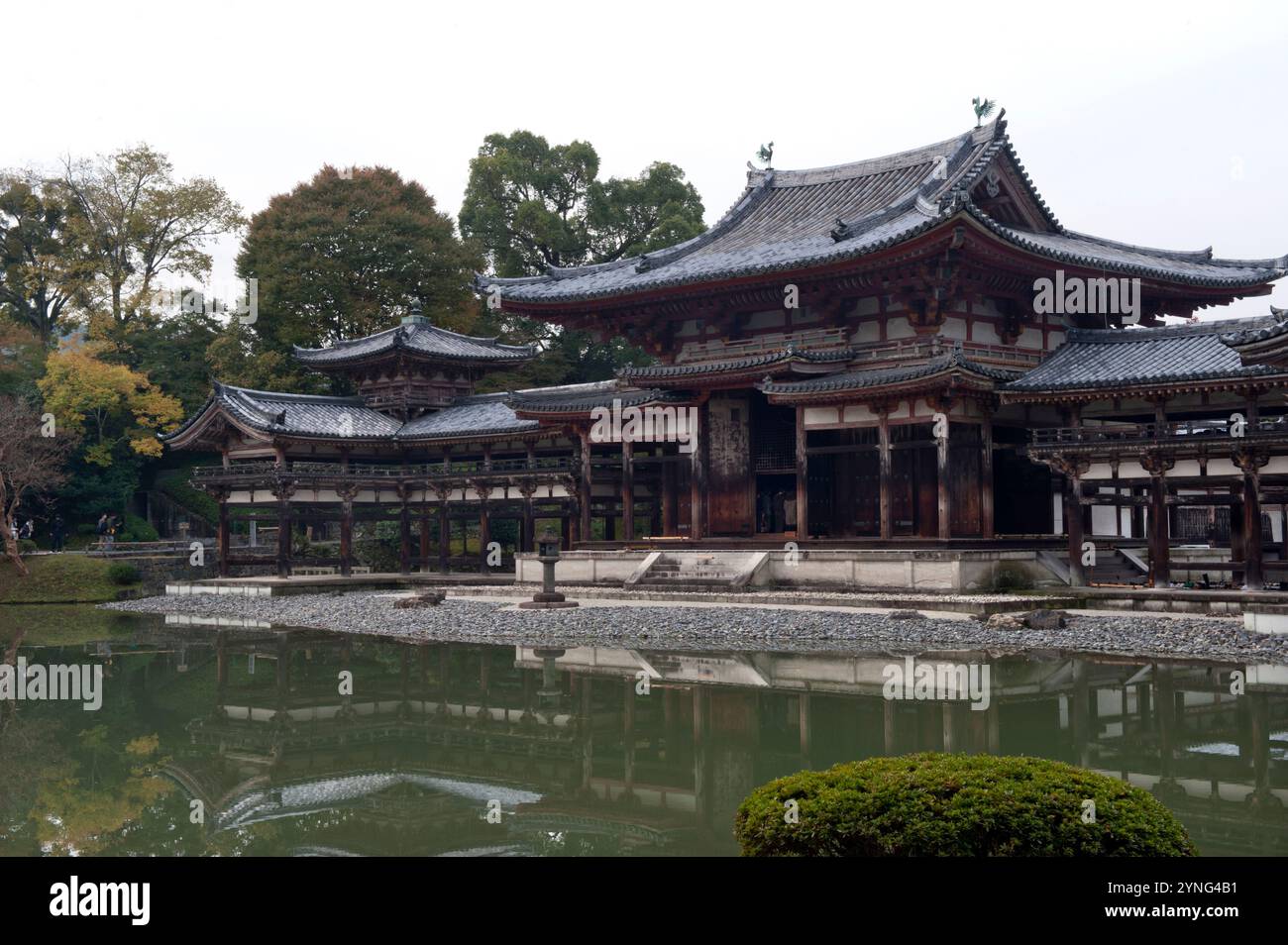 The Jodo and Tendai Sects famous Phoenix Hall of Byodo-in Temple sits ...